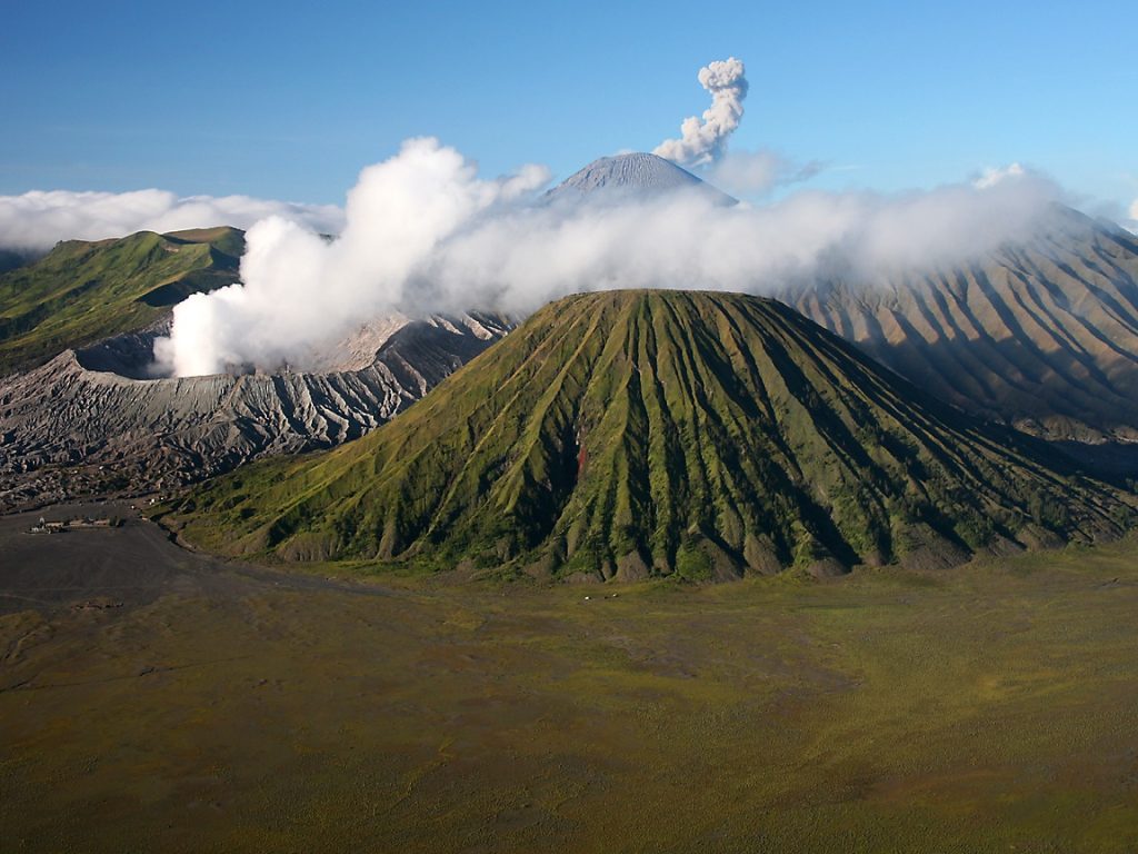 Eksplorasi Keindahan Beberapa Gunung Tercantik di Indonesia