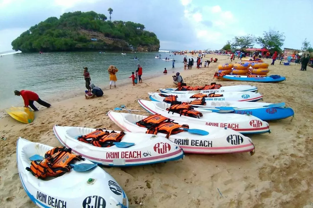 EARTHIANOS | Menjelajah Keindahan Pantai Drini Perpaduan Tebing, Pasir ...