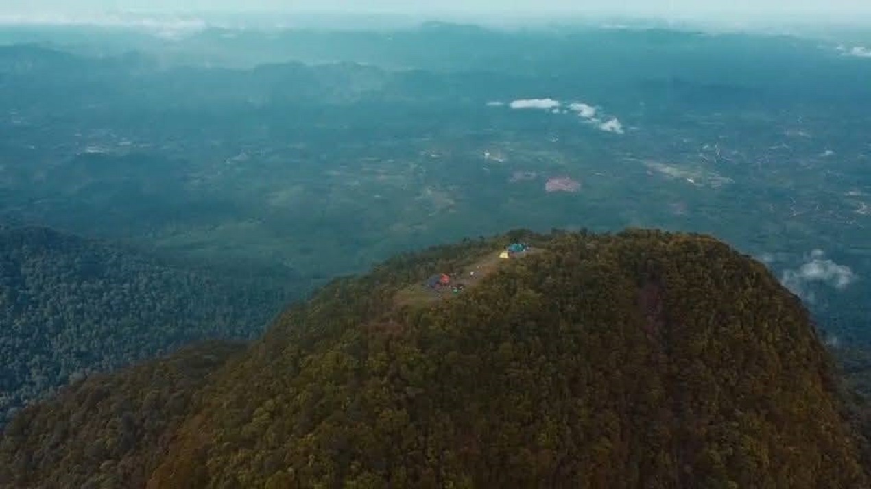 EARTHIANOS | Eksplorasi Keindahan Gunung di Kalimantan, Surga ...