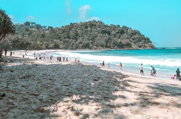 EARTHIANOS | Pantai Sendiki Malang Destinasi Pantai Alami dengan Pasir ...